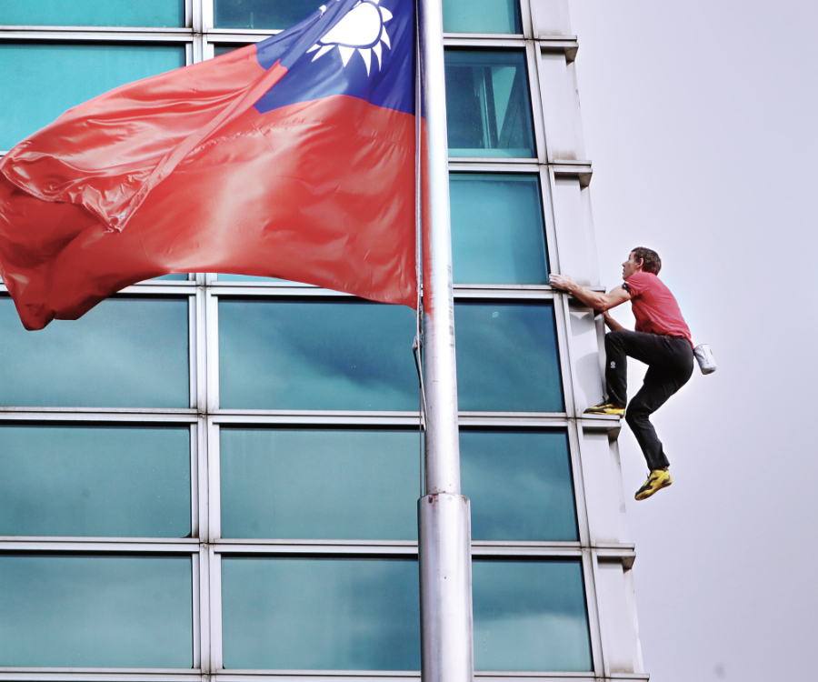 American rock climber Alex Honnold reaches top of Taipei 101 skyscraper ...